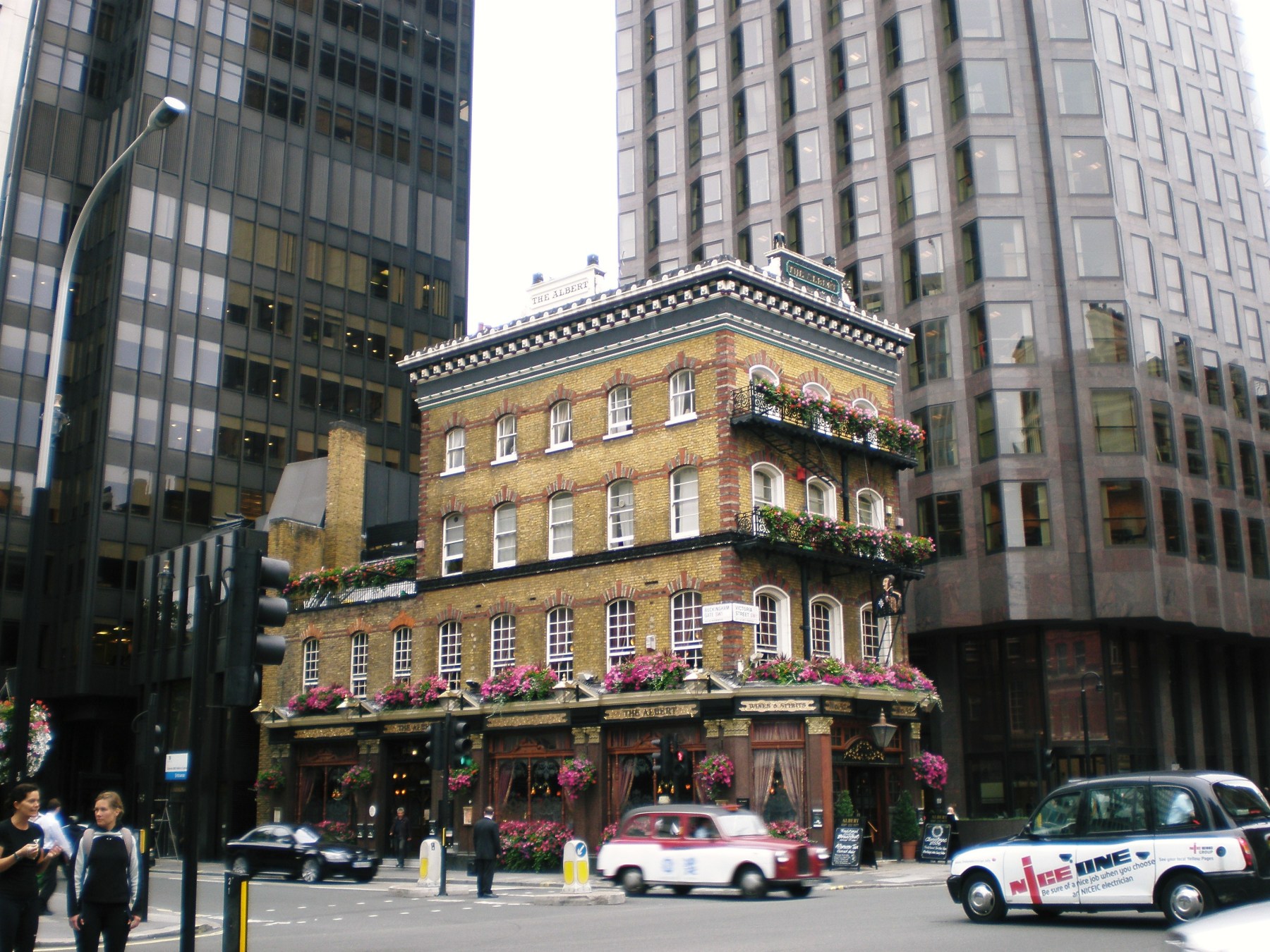 Planning a quintessentially British escape: three tips for your London ...